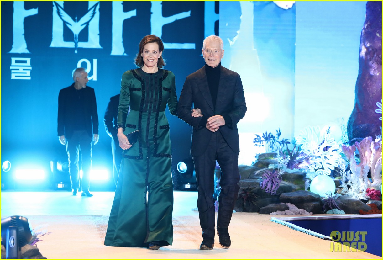 Zoe Saldana, Sam Worthington, & Sigourney Weaver Bring 'Avatar: The Way ...