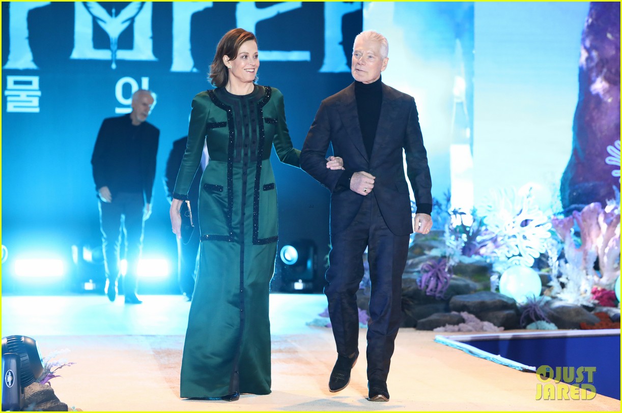 Zoe Saldana, Sam Worthington, & Sigourney Weaver Bring 'Avatar: The Way ...