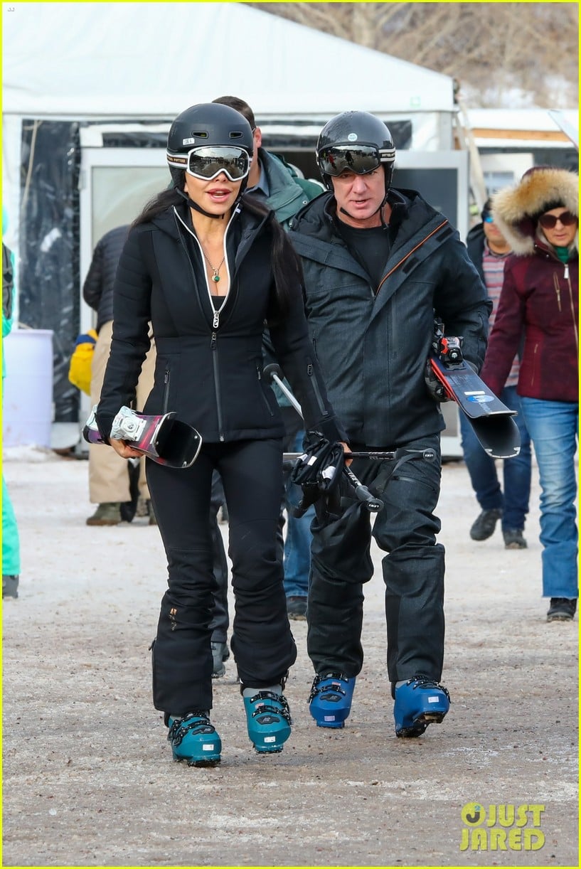 Jeff Bezos & Lauren Sanchez Hit the Ski Slopes During Aspen Getaway ...