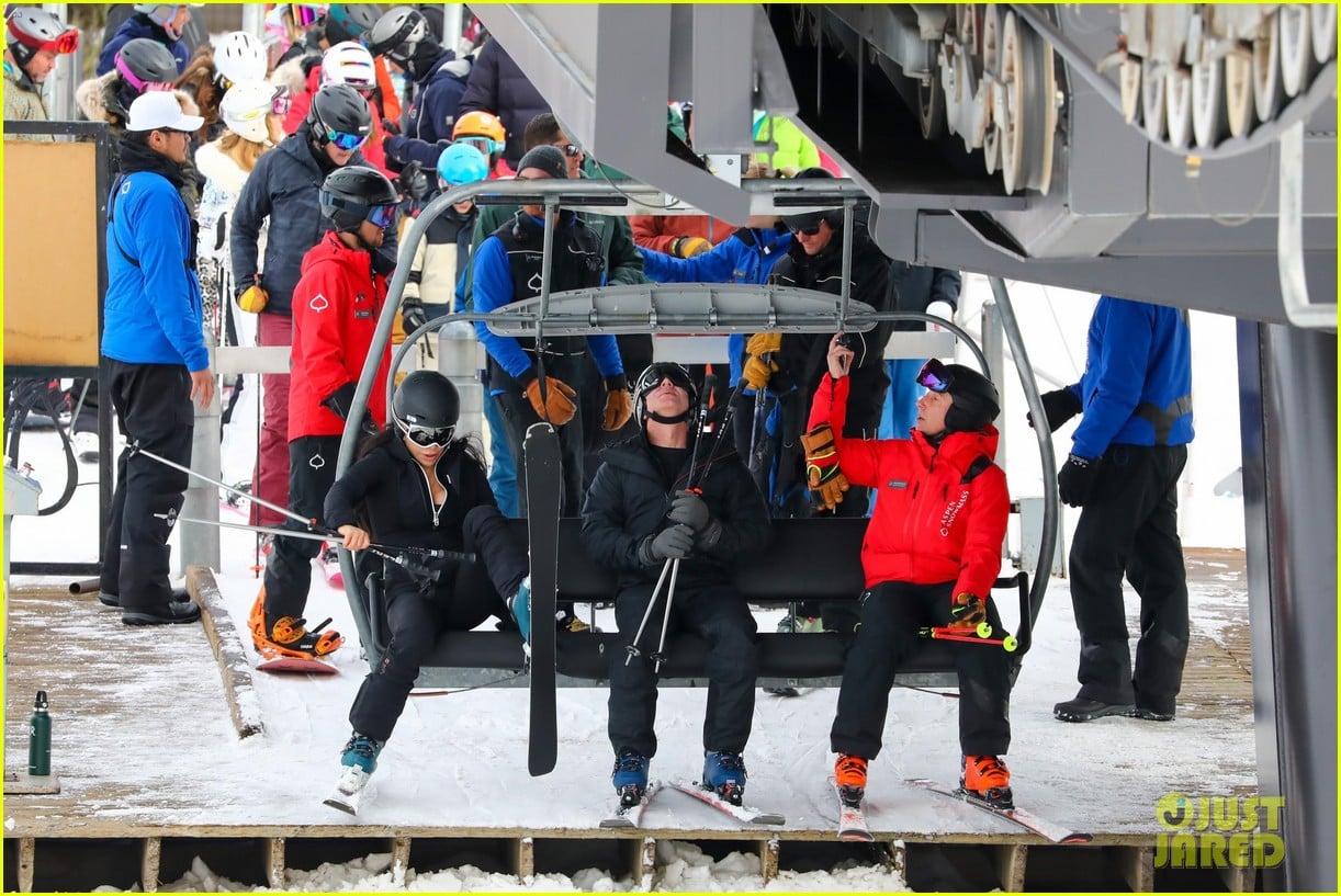 Jeff Bezos & Lauren Sanchez Hit the Ski Slopes During Aspen Getaway ...