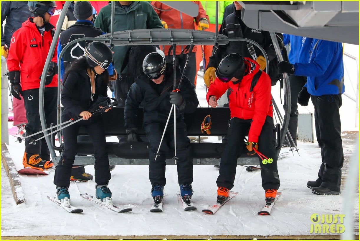 Jeff Bezos & Lauren Sanchez Hit the Ski Slopes During Aspen Getaway ...