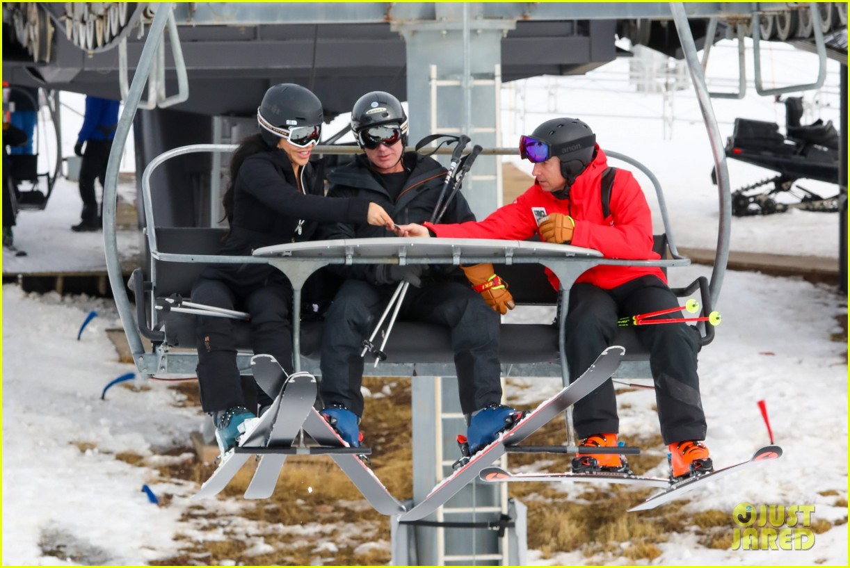 Jeff Bezos & Lauren Sanchez Hit the Ski Slopes During Aspen Getaway ...