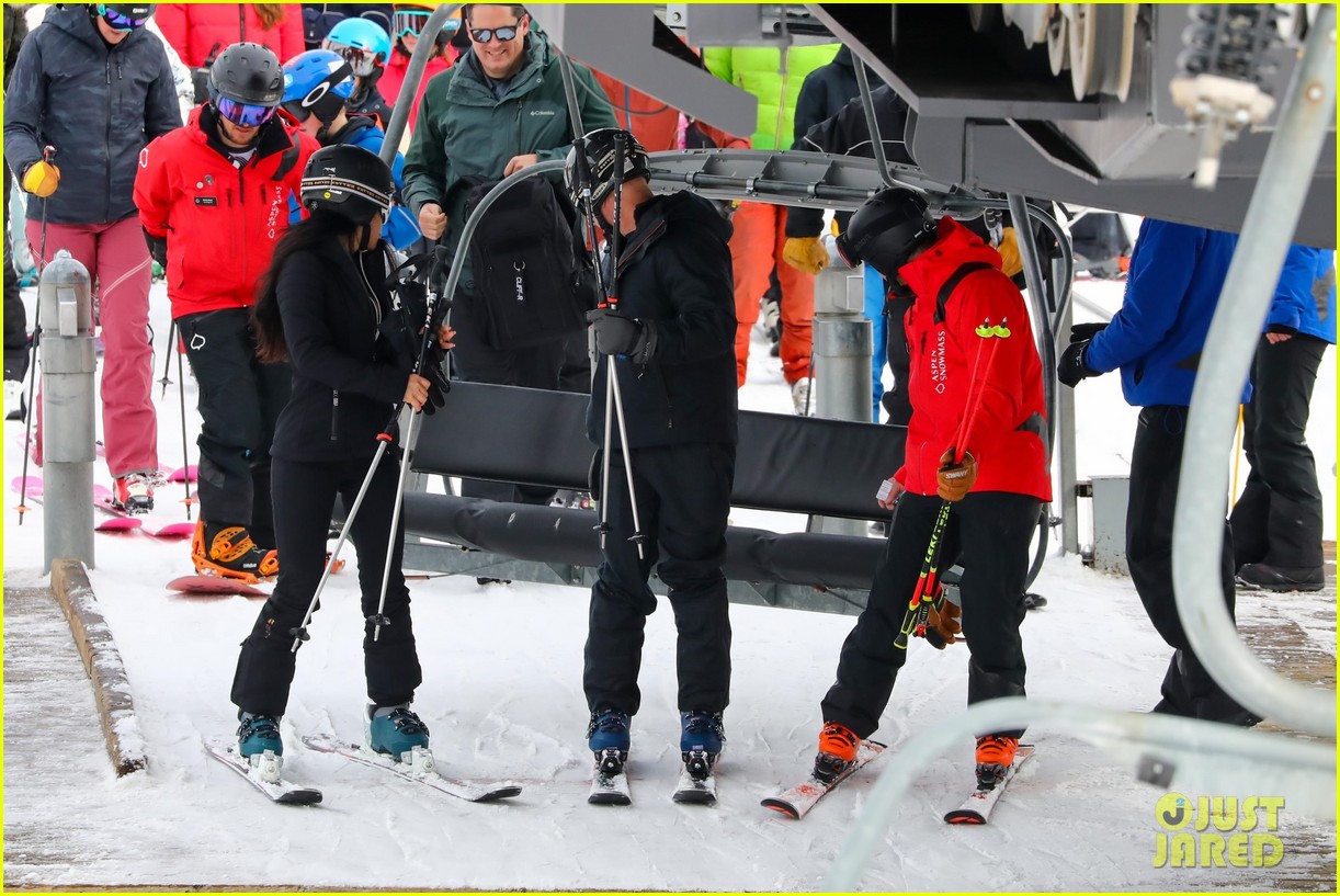 Jeff Bezos & Lauren Sanchez Hit the Ski Slopes During Aspen Getaway ...
