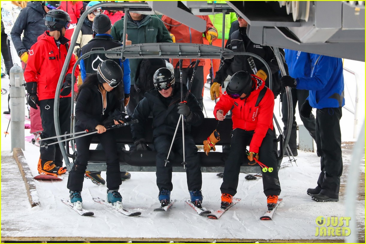 Jeff Bezos & Lauren Sanchez Hit the Ski Slopes During Aspen Getaway ...
