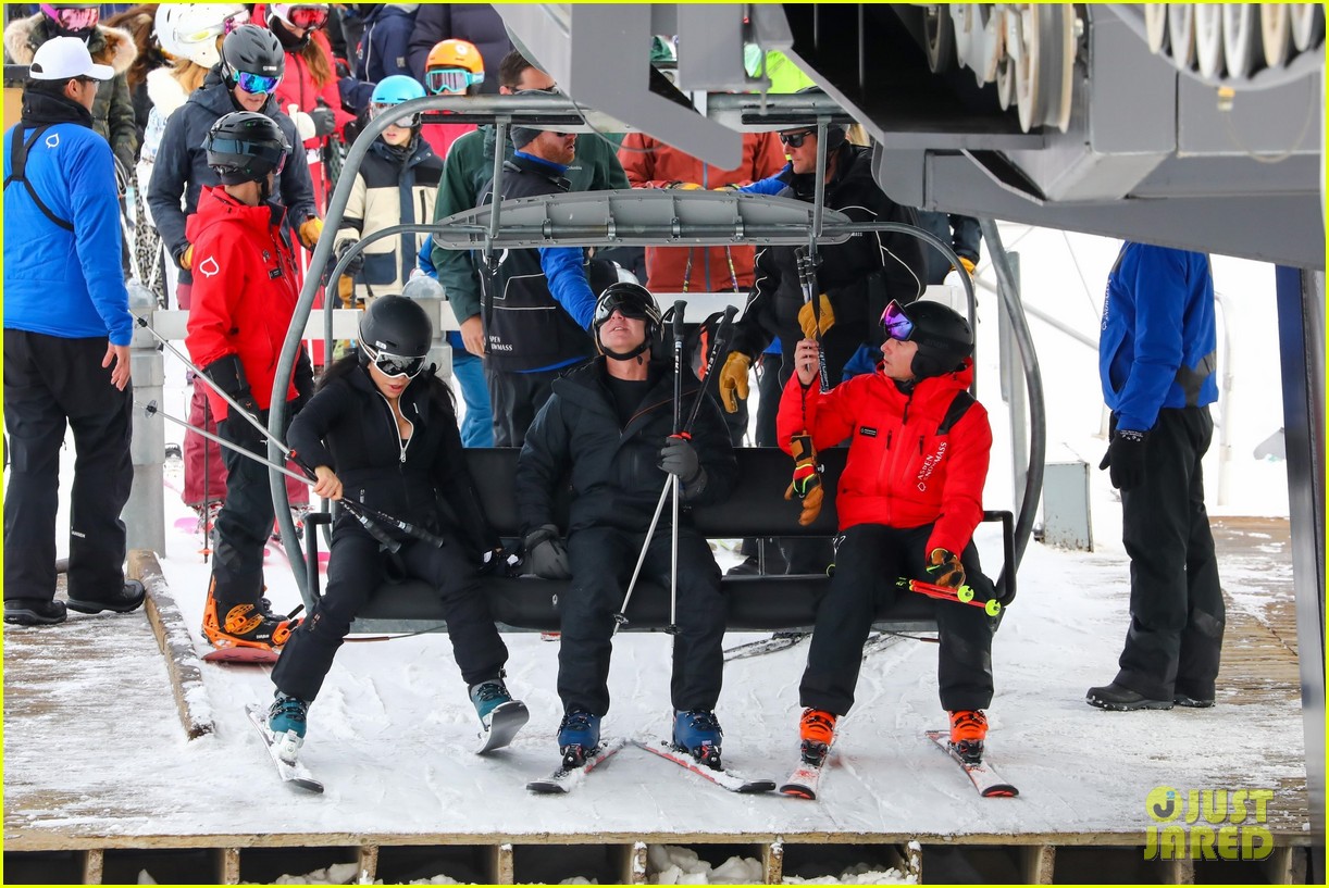 Jeff Bezos & Lauren Sanchez Hit the Ski Slopes During Aspen Getaway ...