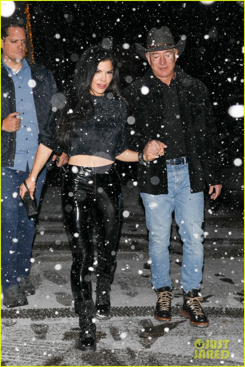 Jeff Bezos' Girlfriend Lauren Sanchez Braves Snowy Aspen Weather in a ...