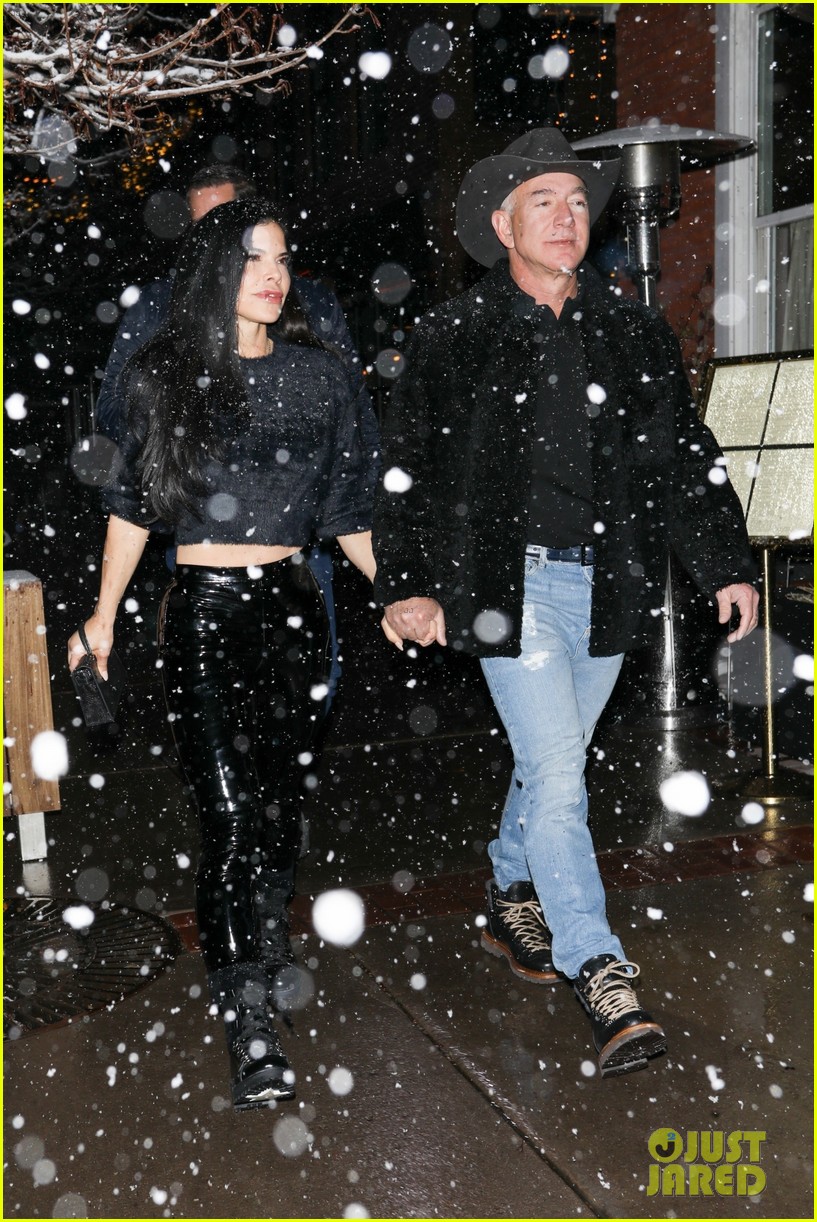 Jeff Bezos' Girlfriend Lauren Sanchez Braves Snowy Aspen Weather in a ...