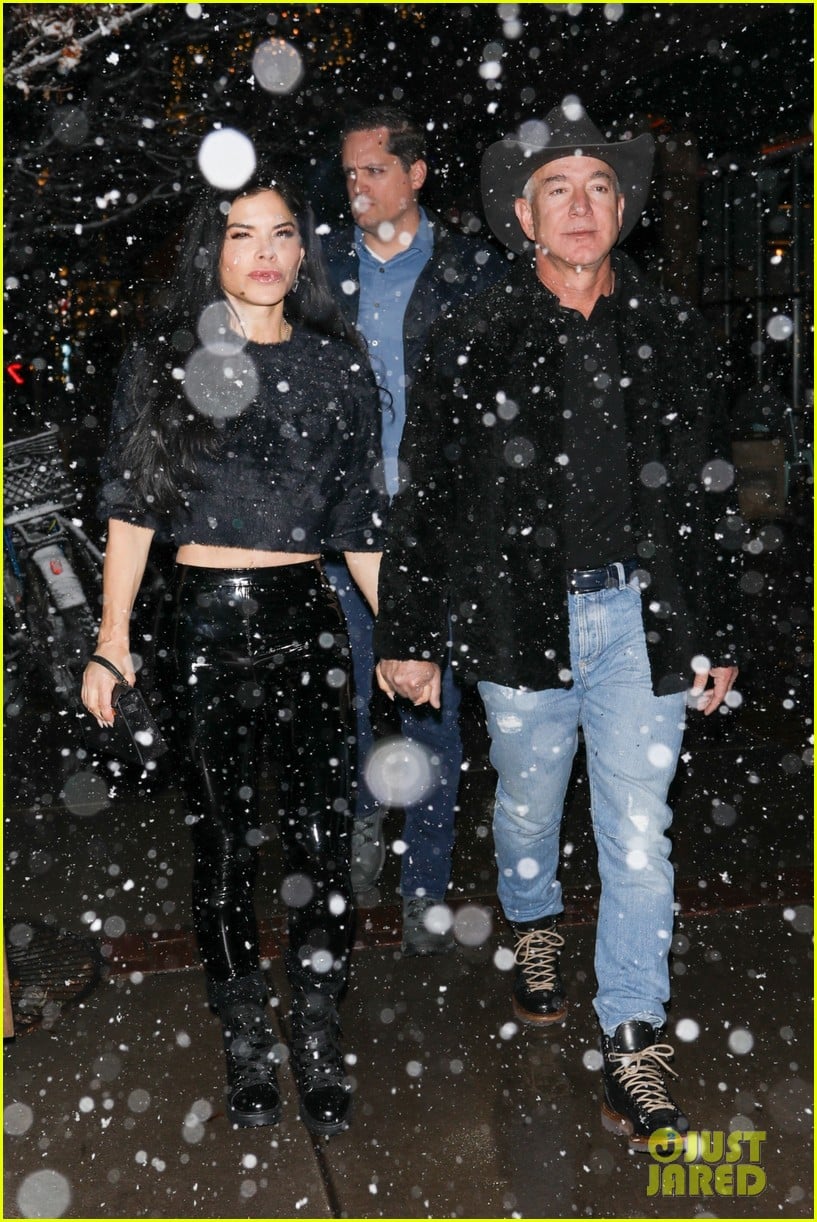 Jeff Bezos' Girlfriend Lauren Sanchez Braves Snowy Aspen Weather in a ...