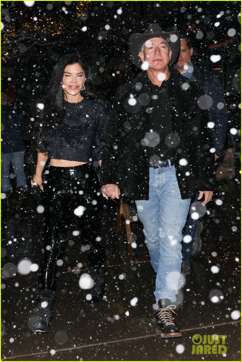 Jeff Bezos' Girlfriend Lauren Sanchez Braves Snowy Aspen Weather in a ...
