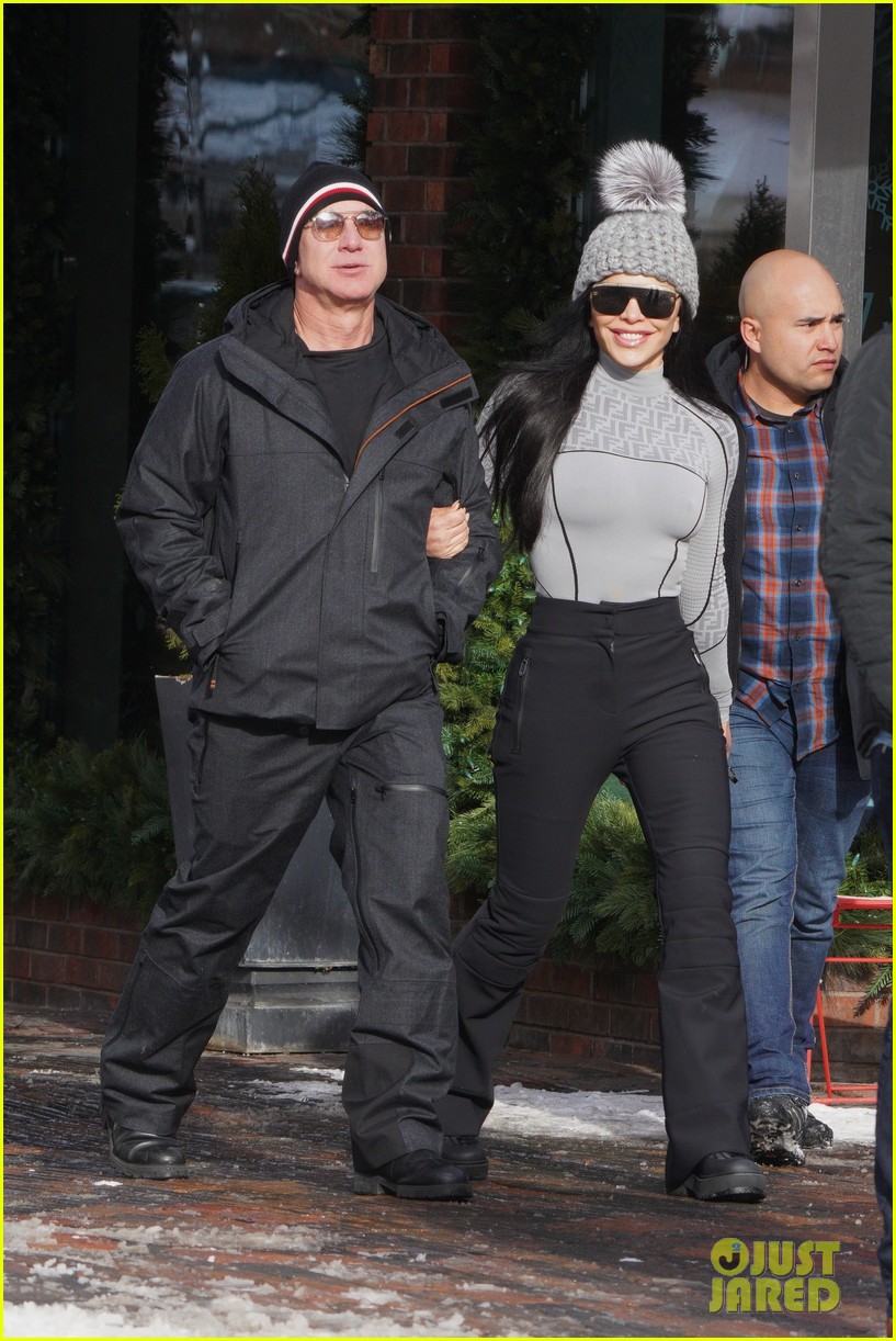 Jeff Bezos' Girlfriend Lauren Sanchez Braves Snowy Aspen Weather in a ...