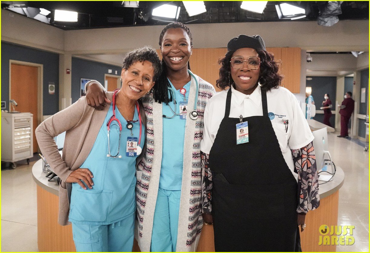 'Bob Hearts Abishola' To Stream Past Seasons on HBO Max: Photo 4866592 ...