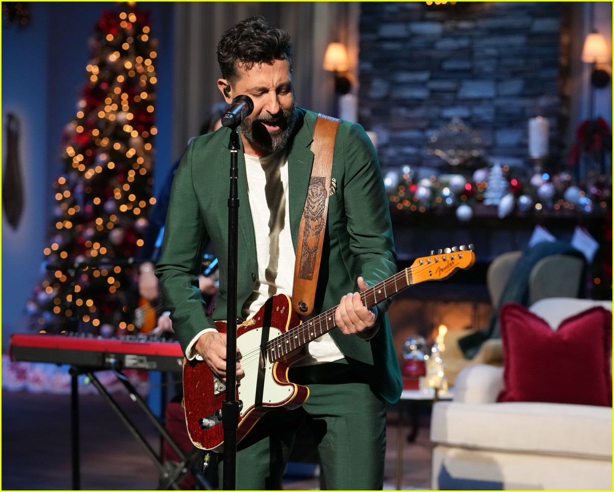 ABC's CMA Country Christmas 2022 - Performers List & Songs Revealed ...