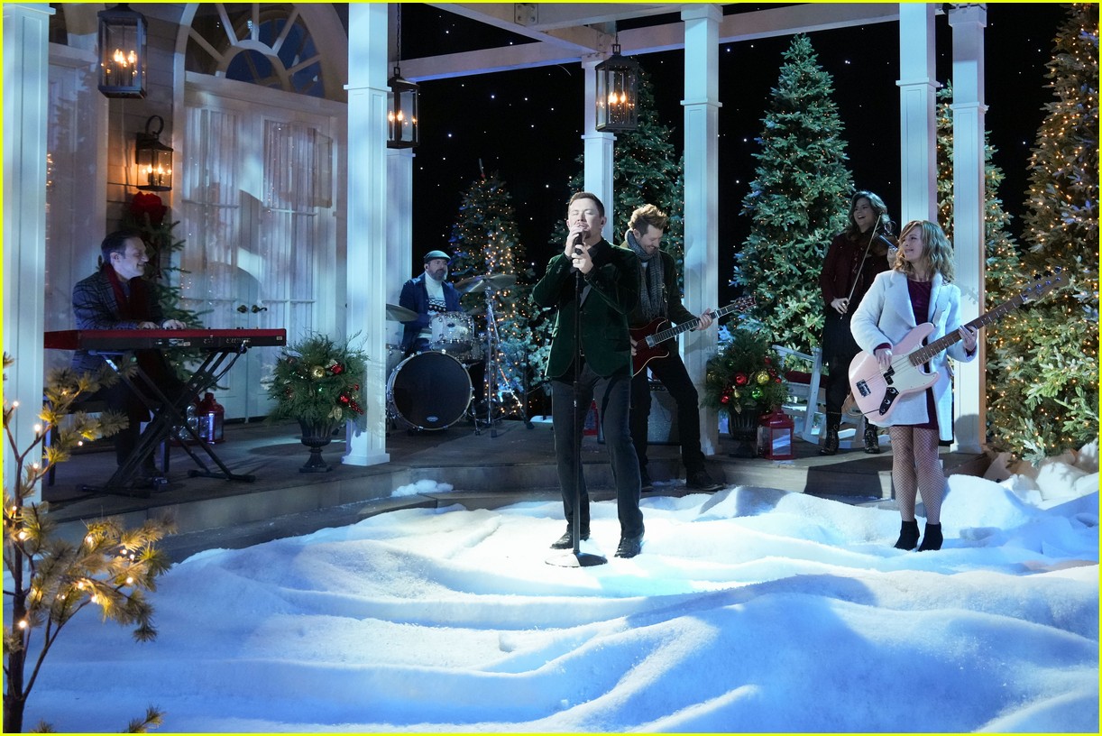 ABC's CMA Country Christmas 2022 - Performers List & Songs Revealed ...