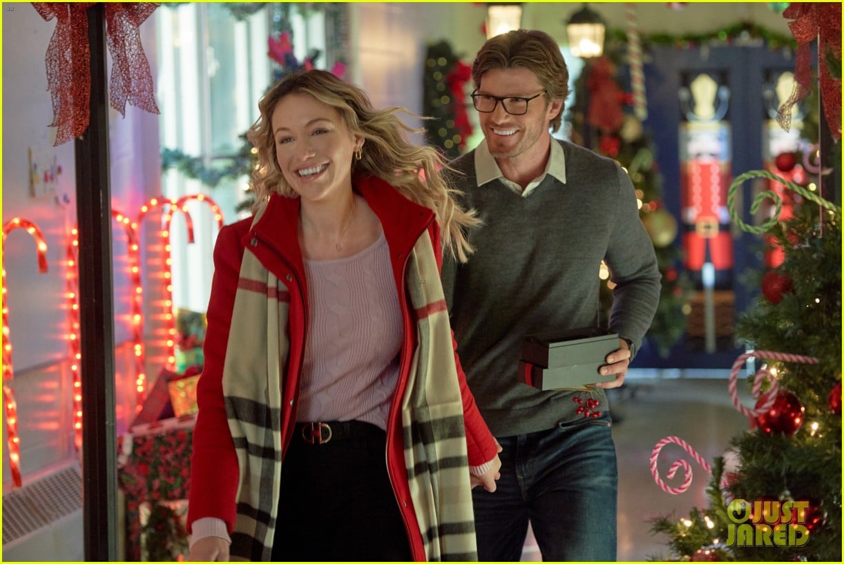 Katrina Bowden Give Christopher Russell The Gift of Color in Hallmark's 'The Most Colorful Time ...