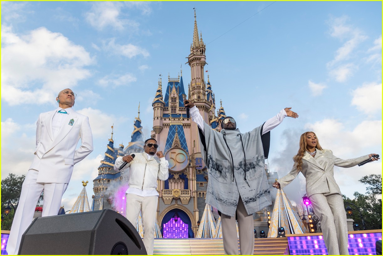 ABC's Disney Magical Christmas Day Parade 2022 - Full Performers ...