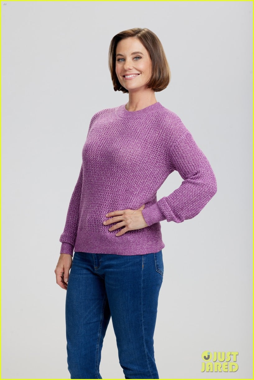 Ashley Williams Find True Meaning Of Christmas in Hallmark's 'Five More ...