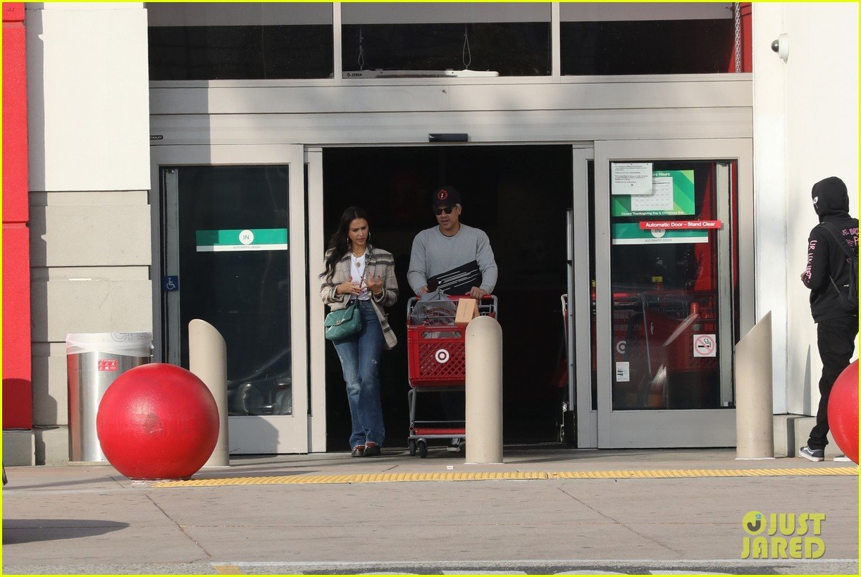 Jessica Alba & Husband Cash Warren Make a Target Run Ahead of the ...