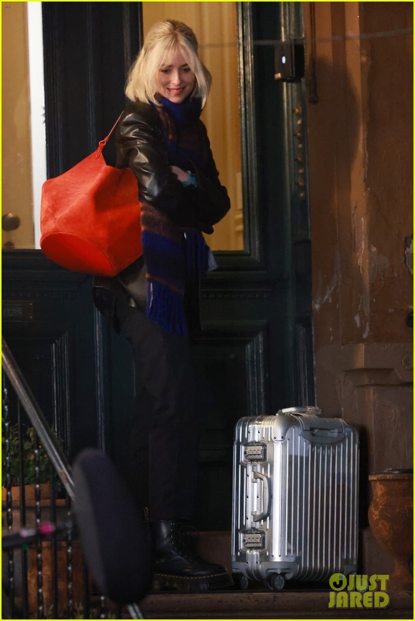 Dakota Johnson Goes Blonde to Film 'Daddio' with Sean Penn!: Photo ...