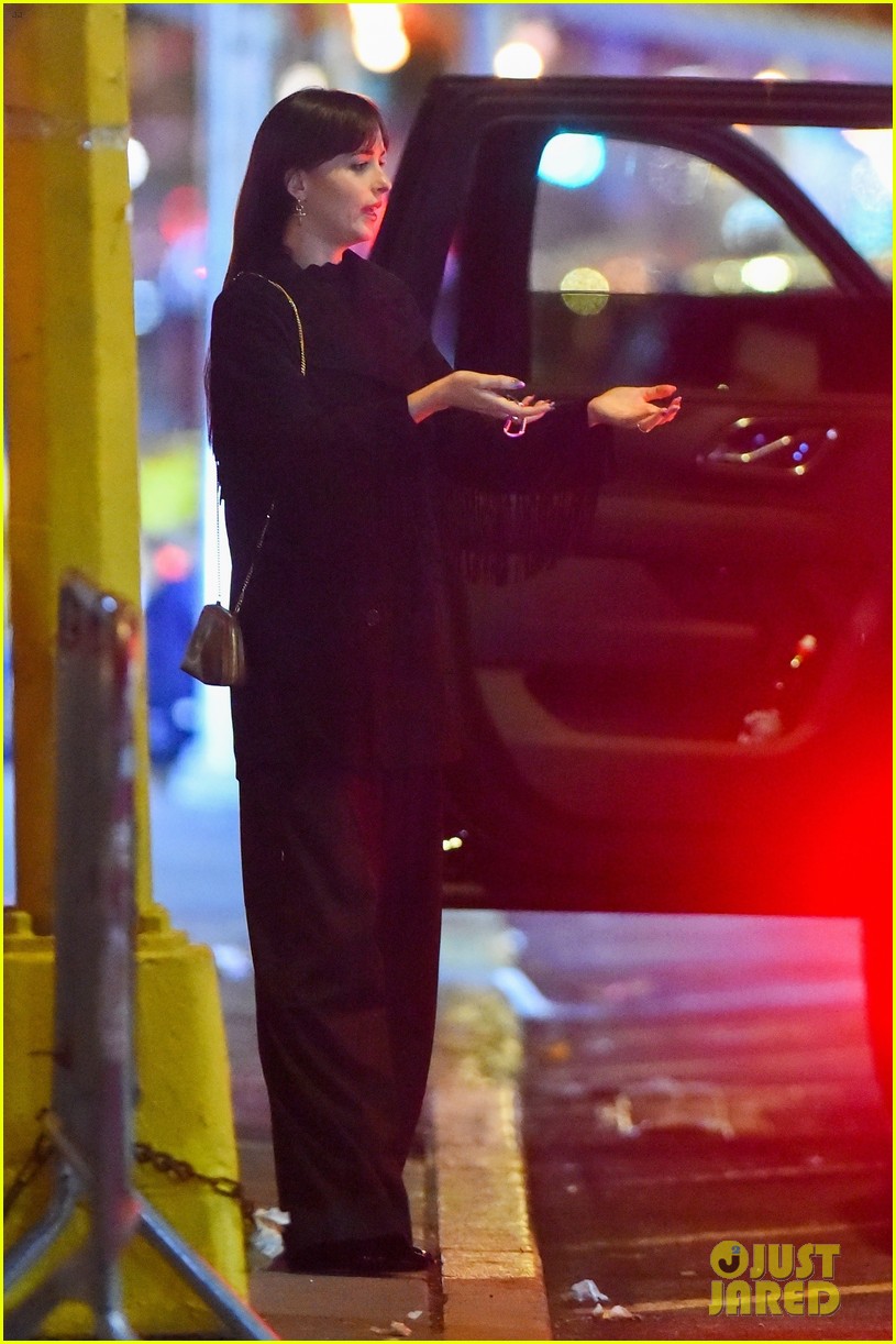 Dakota Johnson Steps Out for a Dinner in New York City: Photo 4866025 ...