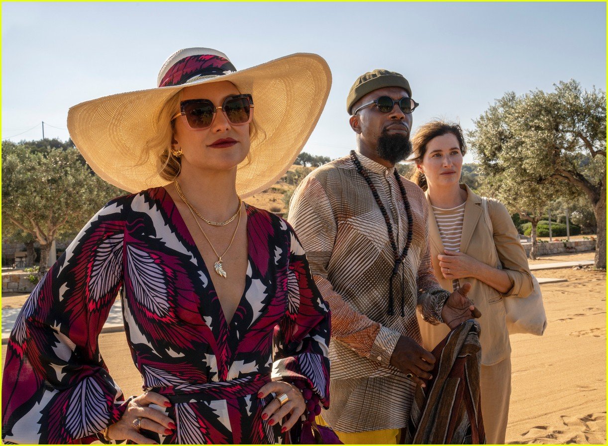 Kate Hudson Talks Dieting Ahead of 'Glass Onion' Bikini Scene - 'I Was ...