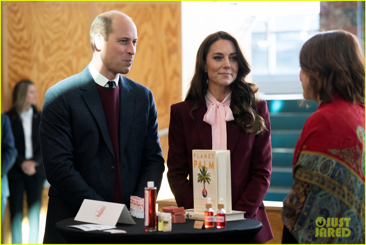 Kate Middleton Receives Flowers From Child Dressed As King's Guard ...