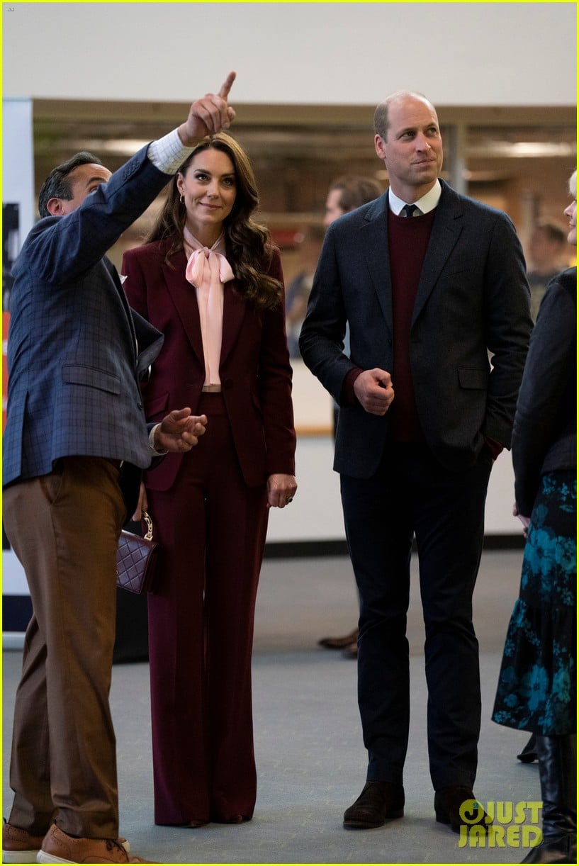 Kate Middleton Receives Flowers From Child Dressed As King's Guard ...