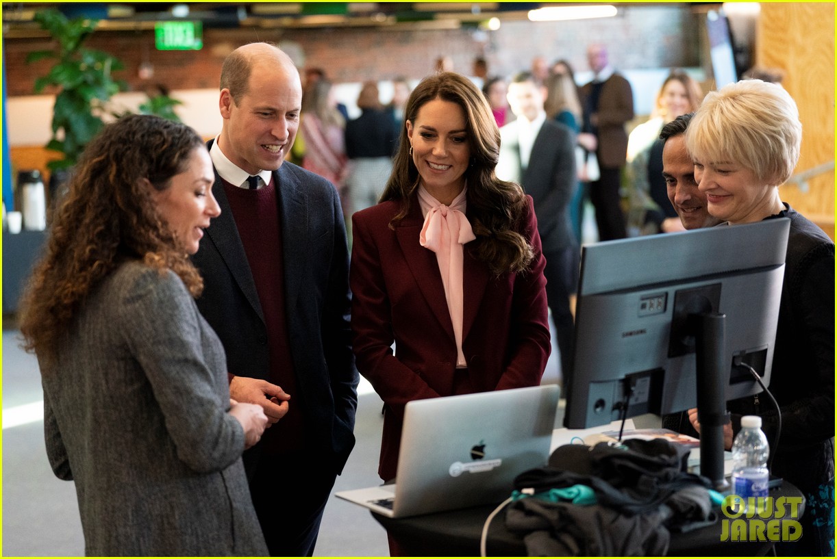 Kate Middleton Receives Flowers From Child Dressed As King's Guard ...