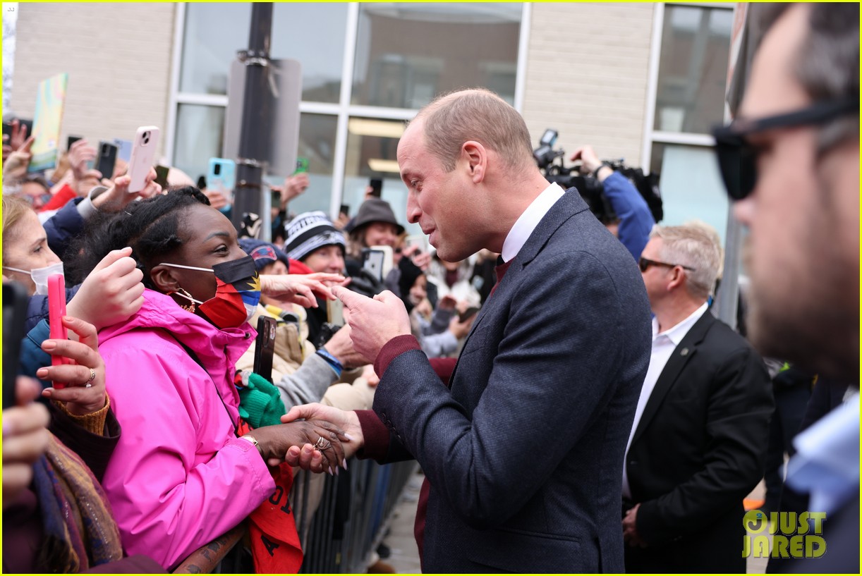 Kate Middleton Receives Flowers From Child Dressed As King's Guard ...