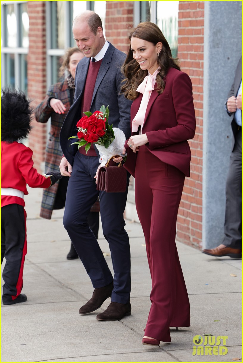 Kate Middleton Receives Flowers From Child Dressed As King's Guard ...