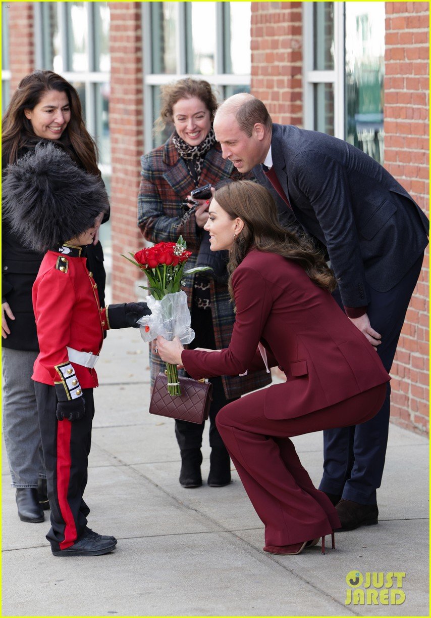 Kate Middleton Receives Flowers From Child Dressed As King's Guard ...