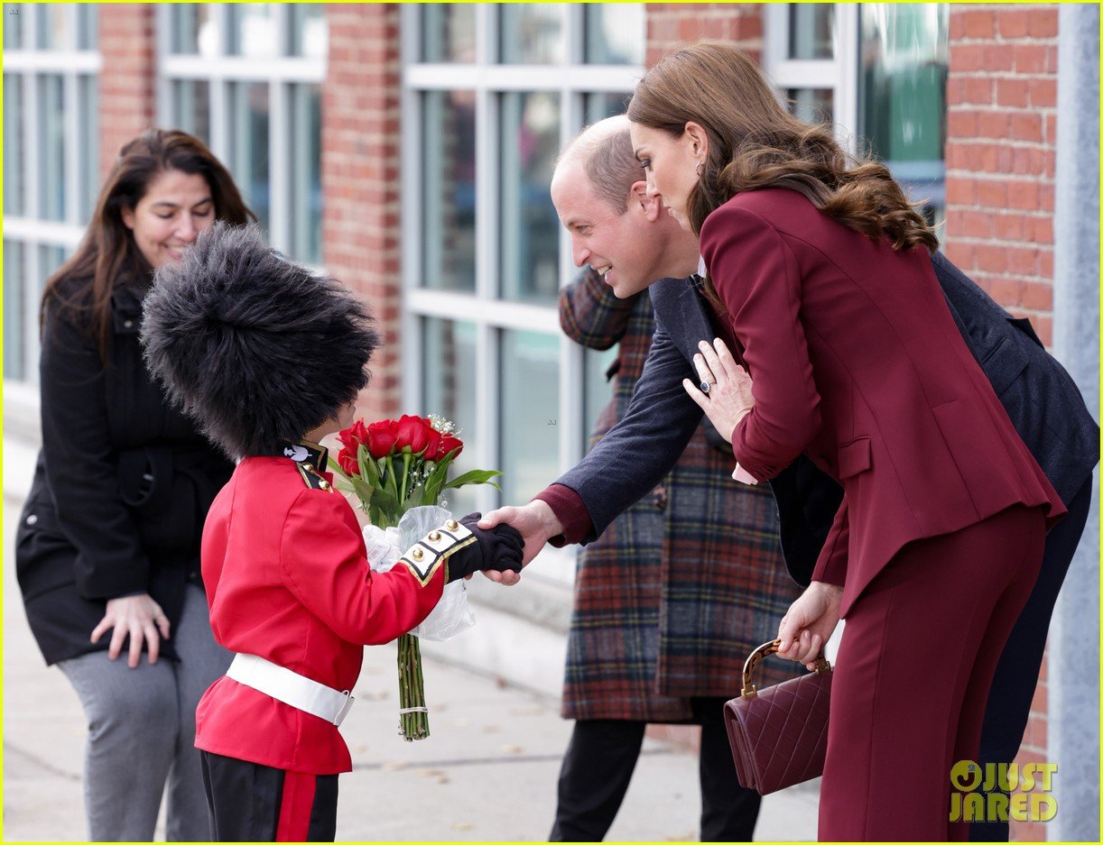 Kate Middleton Receives Flowers From Child Dressed As King's Guard ...