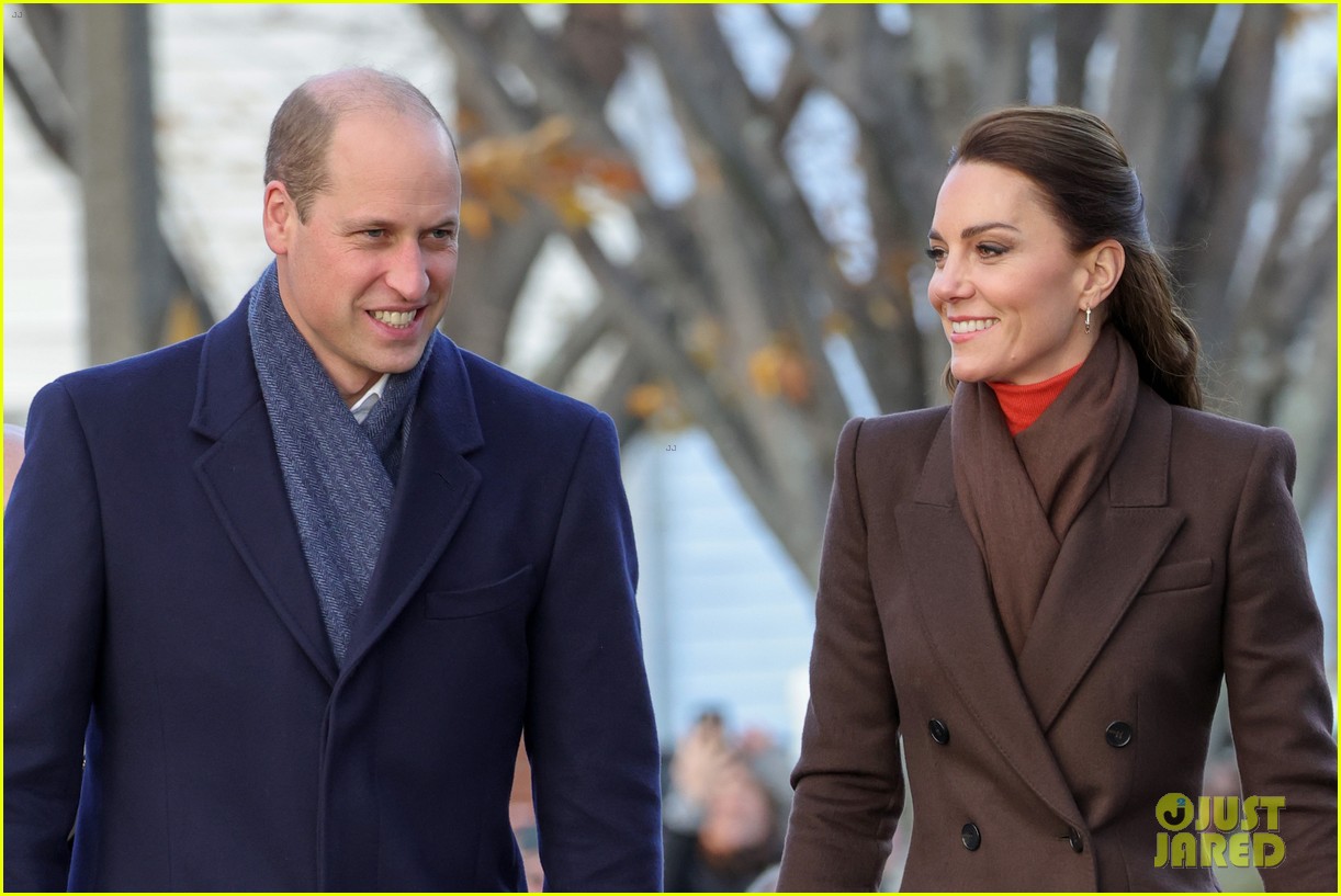 Kate Middleton Receives Flowers From Child Dressed As King's Guard ...