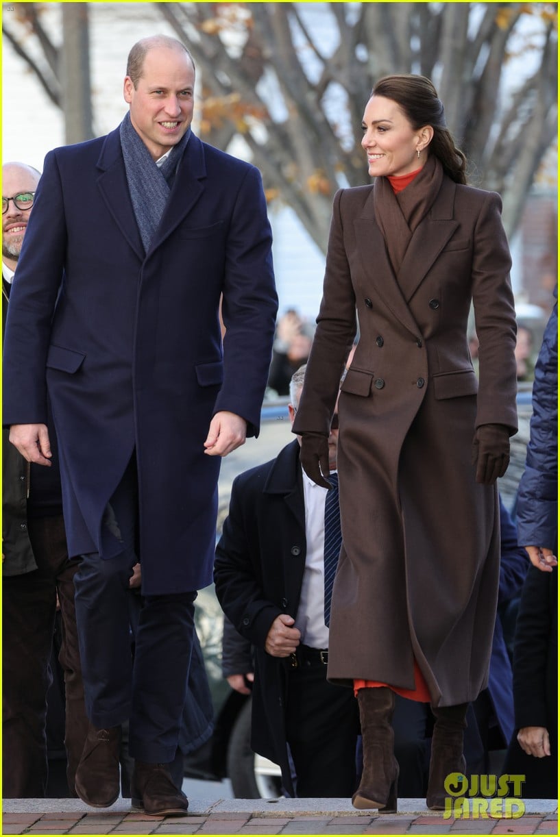 Kate Middleton Receives Flowers From Child Dressed As King's Guard ...