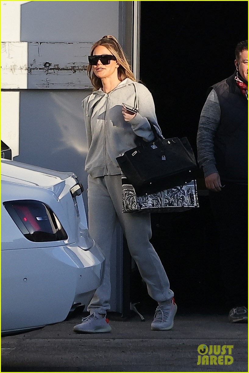 Khloe Kardashian Goes Cozy in Sweats While Running Errands in L.A ...