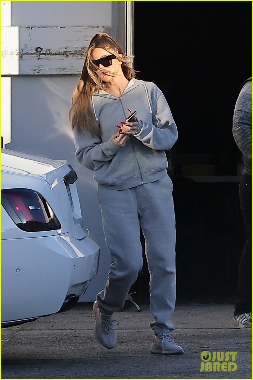 Khloe Kardashian Goes Cozy in Sweats While Running Errands in L.A ...