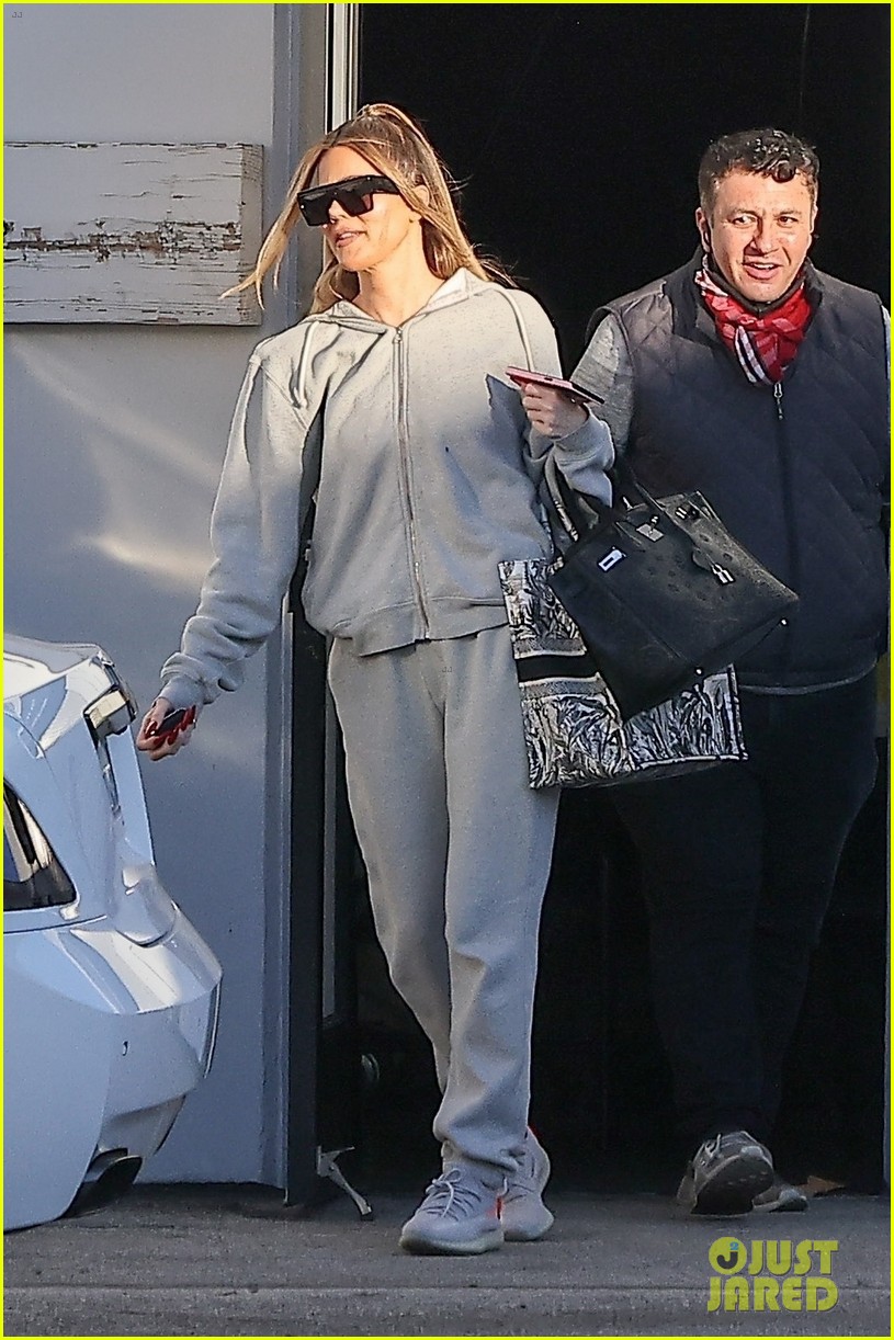 Khloe Kardashian Goes Cozy in Sweats While Running Errands in L.A ...