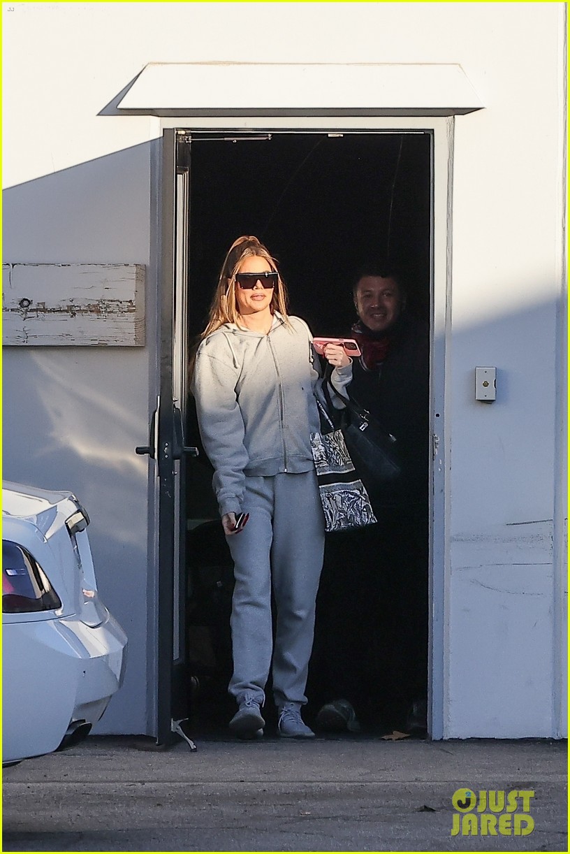 Khloe Kardashian Goes Cozy in Sweats While Running Errands in L.A ...