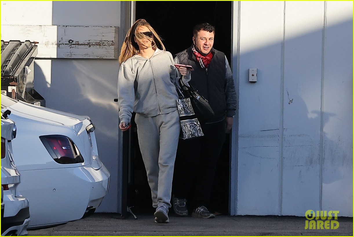 Khloe Kardashian Goes Cozy in Sweats While Running Errands in L.A ...