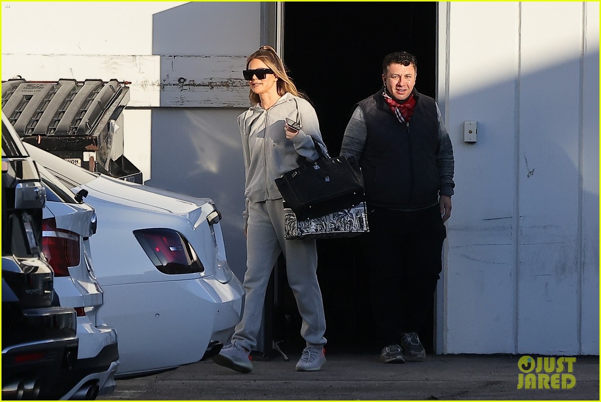 Khloe Kardashian Goes Cozy in Sweats While Running Errands in L.A ...