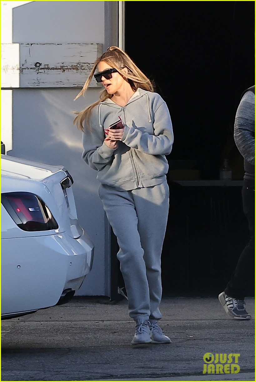 Khloe Kardashian Goes Cozy in Sweats While Running Errands in L.A ...