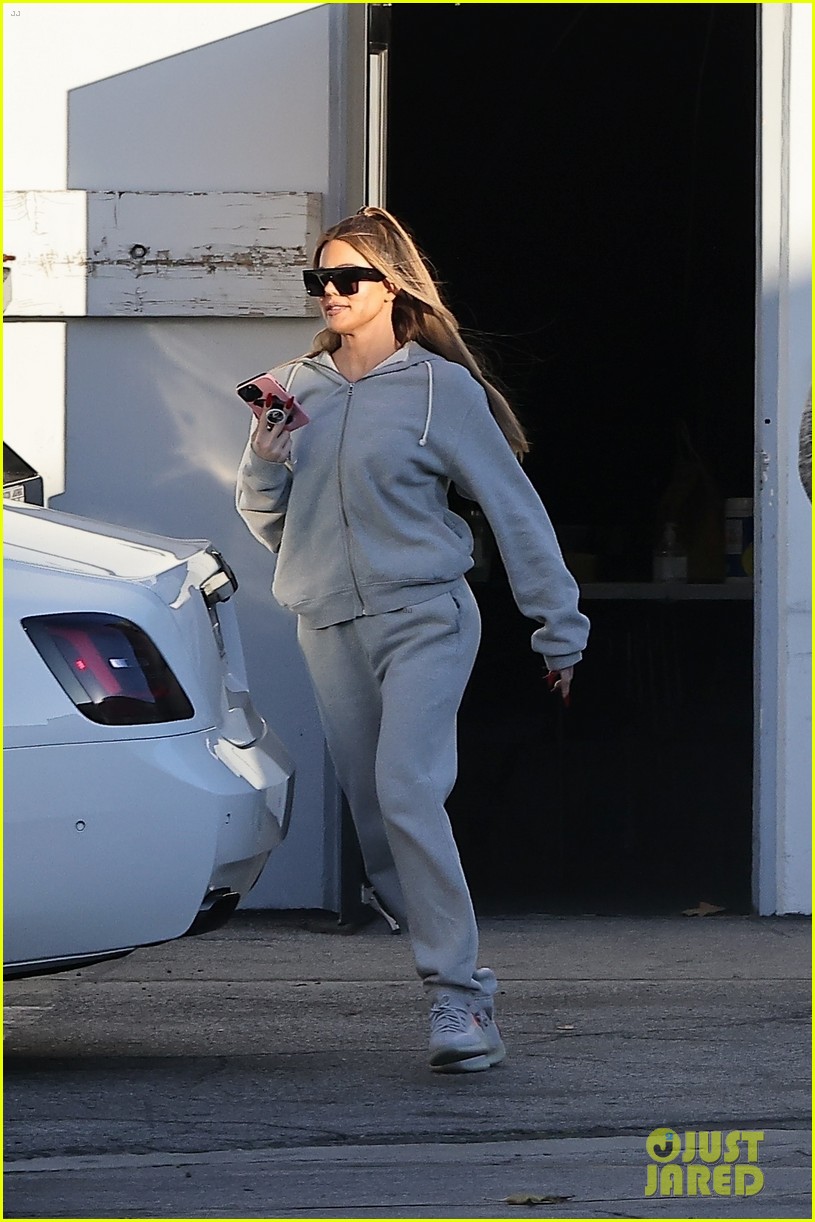 Khloe Kardashian Goes Cozy in Sweats While Running Errands in L.A ...