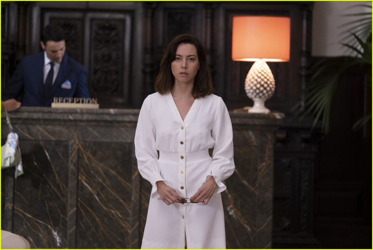 Aubrey Plaza Shares Thoughts on the Prosthetic Worn By Theo James in Their Buzzworthy 'White ...