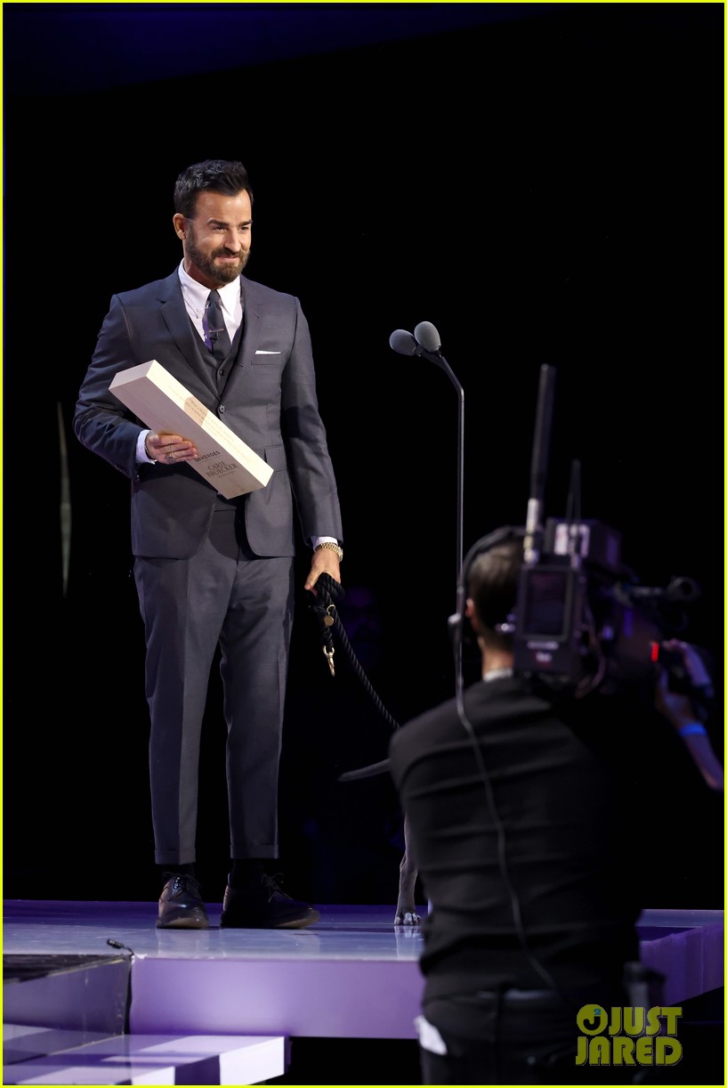 Selena Gomez Catches Up With Justin Theroux Inside 2022 CNN Heroes All Star Tribute Event ...