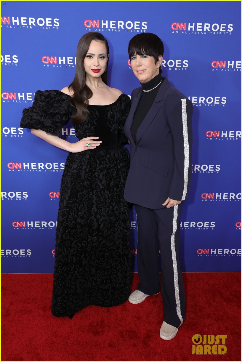 Selena Gomez Catches Up With Justin Theroux Inside 2022 CNN Heroes All ...