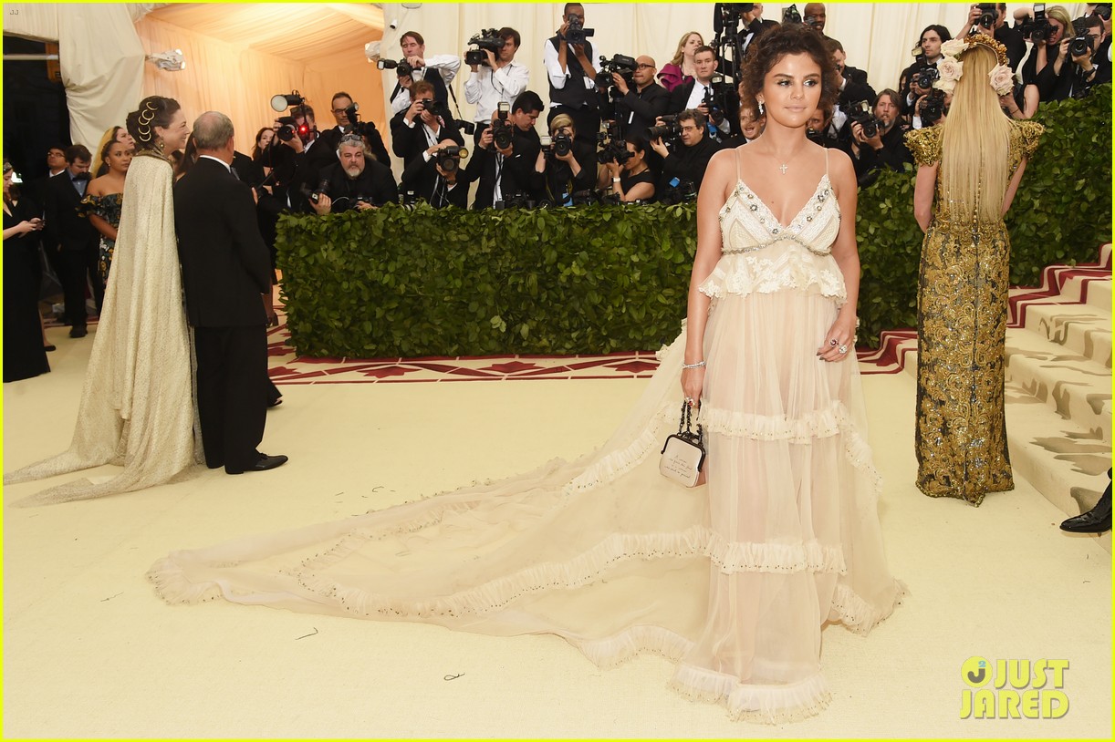 Selena Gomez Talks Met Gala 'Beauty Disaster,' Rare Beauty & Finding ...