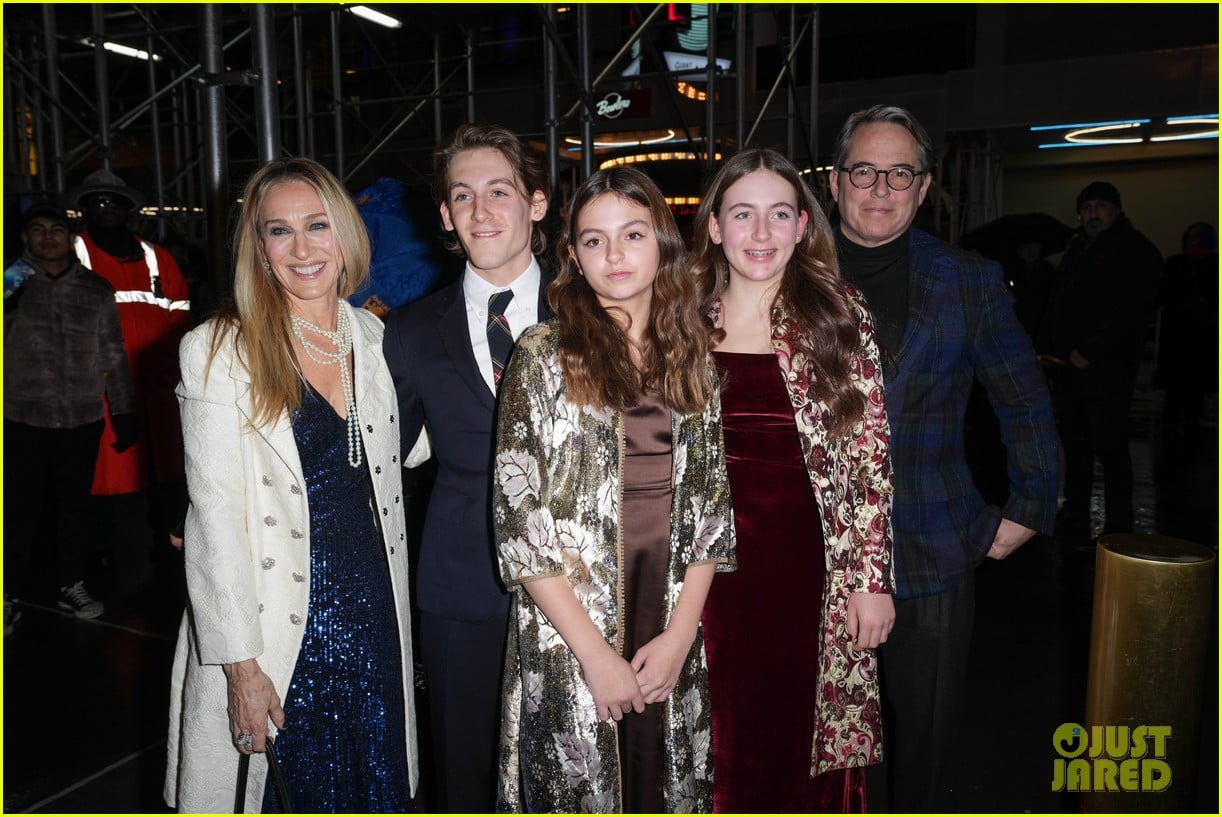 Sarah Jessica Parker & Matthew Broderick Pose for Rare Public Photos ...