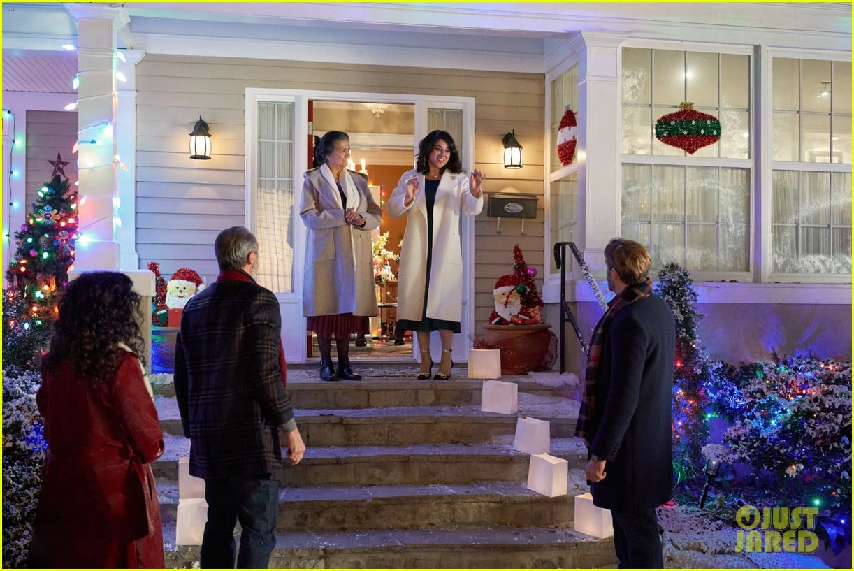 Noemi Gonzalez Makes Her Hallmark Debut in 'Undercover Holiday' With ...