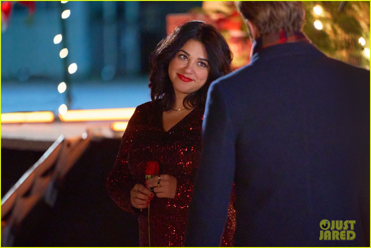 Noemi Gonzalez Makes Her Hallmark Debut in 'Undercover Holiday' With ...