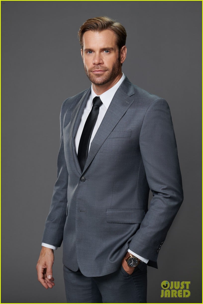 Noemi Gonzalez Makes Her Hallmark Debut in 'Undercover Holiday' With ...