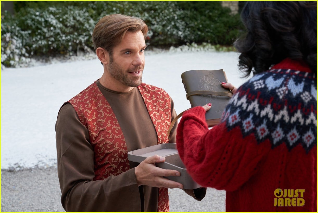 Noemi Gonzalez Makes Her Hallmark Debut in 'Undercover Holiday' With ...